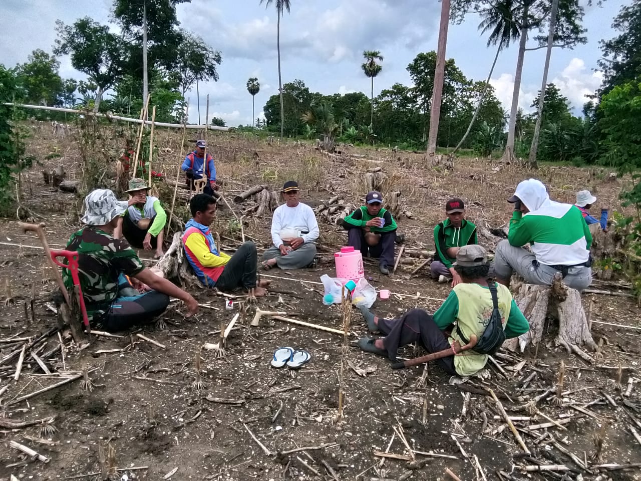 MERAWAT KEBERSAMAAN MEMUPUK SOLIDARITAS MENUMBUHKAN SIKAP GOTONG ROYONG – SUARA BHINEKA